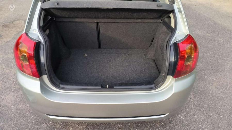 Grey Toyota Corolla 2006 in Vilnius, with an engine capacity of 1.40 L and mileage of 215 thousand km for 1700 €, photo 29 on AUTOMOTO.COM.LV