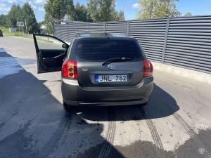 Pelēks Toyota Corolla 2006 Viļņa, ar dzinēja tilpumu 2.00 L un nobraukumu 337 tūkst. km par 1050 €, foto  vietnē AUTOMOTO.COM.LV