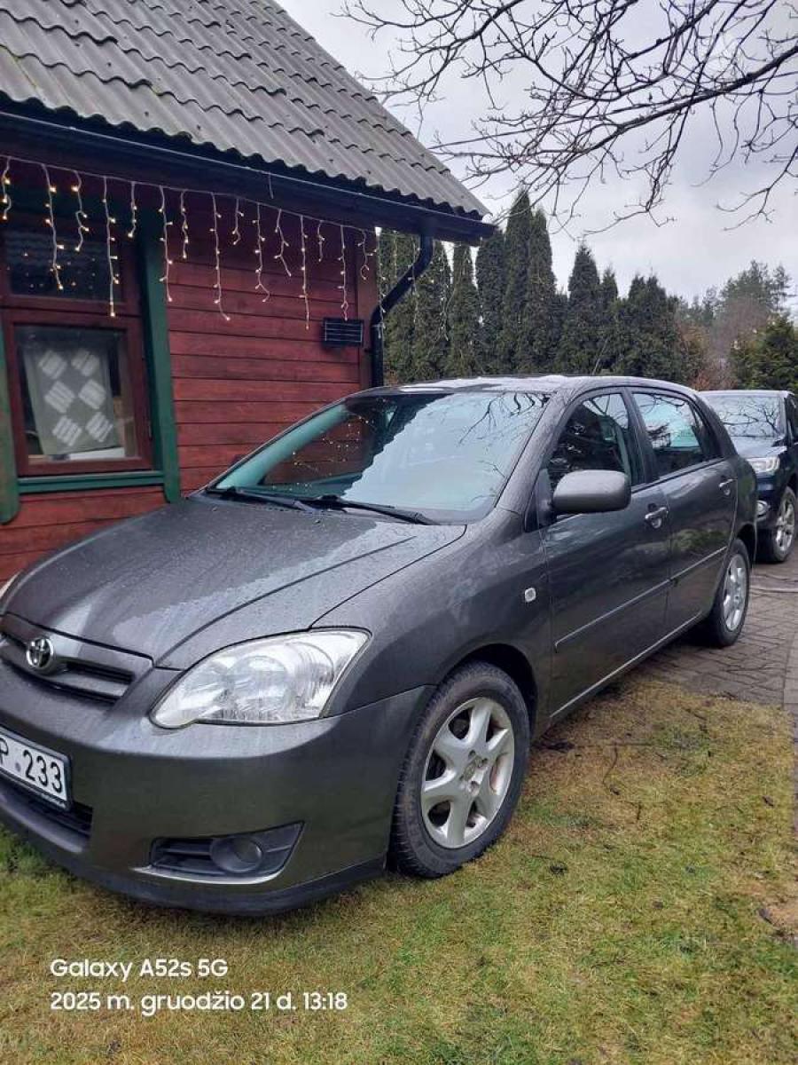 Pelēks Toyota Corolla 2007 Viļņa, ar dzinēja tilpumu 2.00 L un nobraukumu 232 tūkst. km par 1500 €, foto 1 vietnē AUTOMOTO.COM.LV