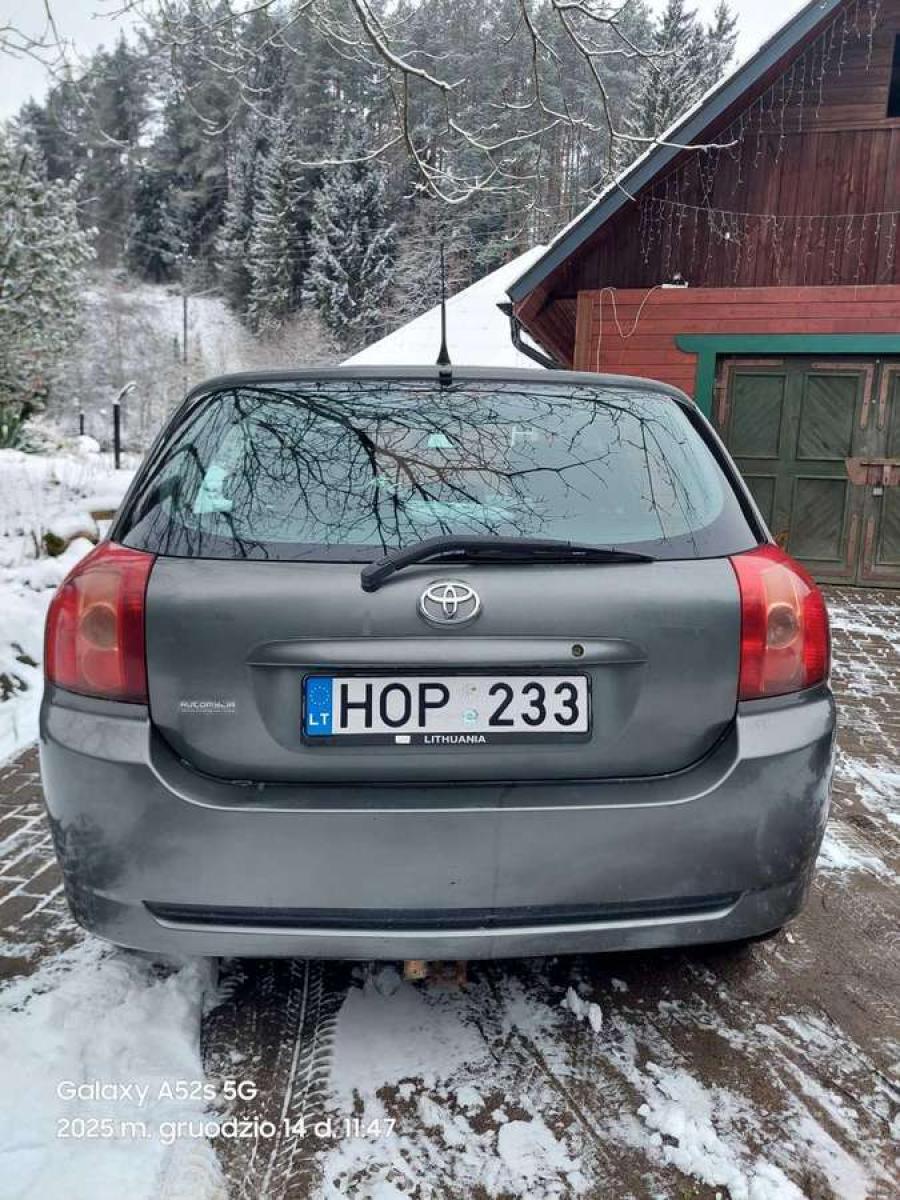 Pelēks Toyota Corolla 2007 Viļņa, ar dzinēja tilpumu 2.00 L un nobraukumu 232 tūkst. km par 1500 €, foto 3 vietnē AUTOMOTO.COM.LV