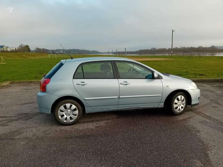 Grey Toyota Corolla 2007 in Jurbarkas, with an engine capacity of 1.36 L and mileage of 249 thousand km for 1800 €, photo 1 on AUTOMOTO.COM.LV