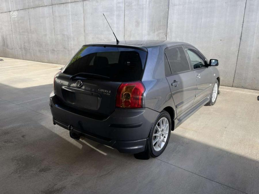 Pelēks Toyota Corolla 2007 Viļņa, ar dzinēja tilpumu 2.00 L un nobraukumu 253 tūkst. km par 2900 €, foto 5 vietnē AUTOMOTO.COM.LV