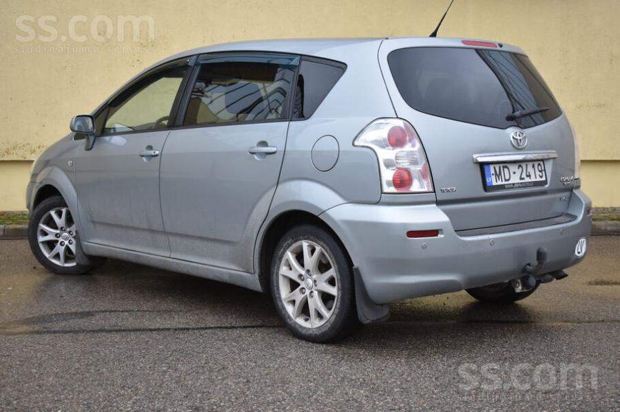 Pelēks Toyota Corolla 2008 Talsi, ar dzinēja tilpumu 2.20 L un nobraukumu 328 tūkst. km par 2400 €, foto 2 vietnē AUTOMOTO.COM.LV