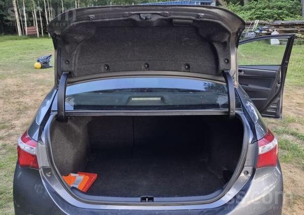 Grey Toyota Corolla 2014 in Riga, with an engine capacity of 1.60 L and mileage of 137 thousand km for 6500 €, photo 5 on AUTOMOTO.COM.LV