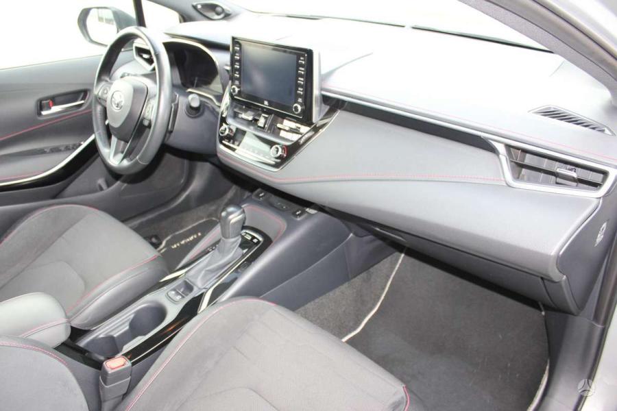 Grey Toyota Corolla 2020 in Vilnius, with an engine capacity of 1.99 L and mileage of 200 thousand km for 18950 €, photo 10 on AUTOMOTO.COM.LV