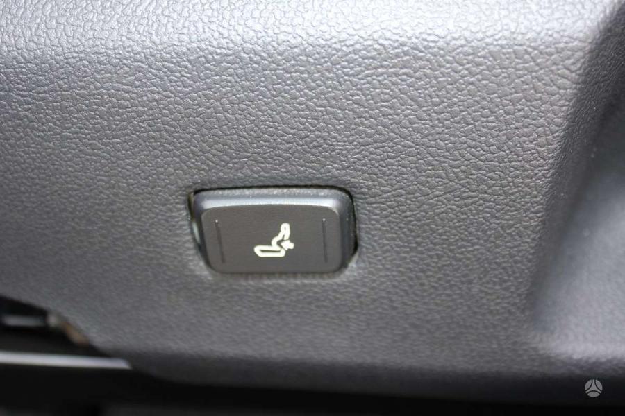 Grey Toyota Corolla 2020 in Vilnius, with an engine capacity of 1.99 L and mileage of 200 thousand km for 18950 €, photo 15 on AUTOMOTO.COM.LV