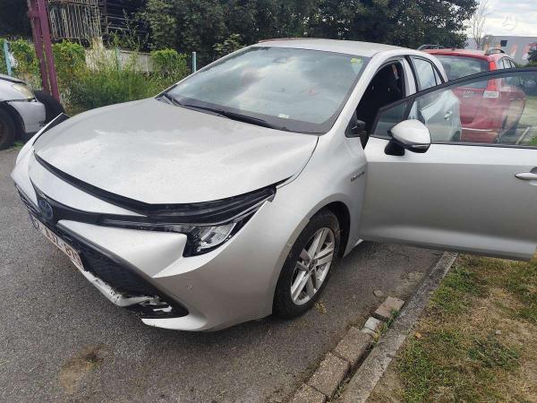 Grey Toyota Corolla 2021 in Pakruojis, with an engine capacity of 1.80 L and mileage of 65 thousand km for 12000 €, photo 4 on AUTOMOTO.COM.LV