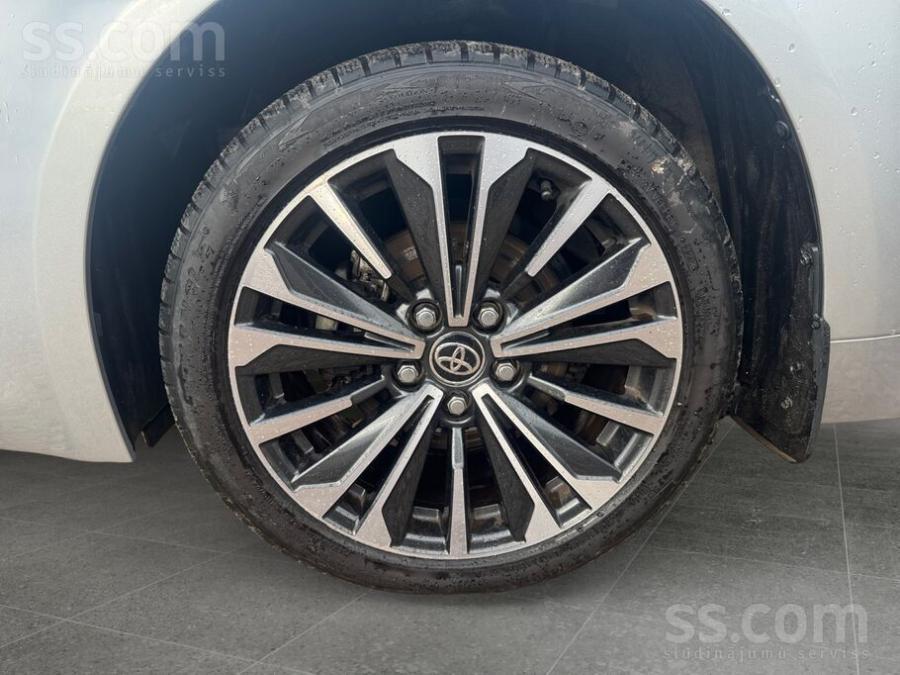 Grey Toyota Corolla 2023 in Riga, with an engine capacity of 1.80 L and mileage of 53 thousand km for 22500 €, photo 17 on AUTOMOTO.COM.LV