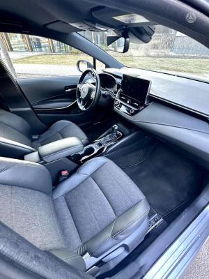 Pelēks Toyota Corolla 2023 Rīga, ar dzinēja tilpumu 1.80 L un nobraukumu 60 tūkst. km par 19000 €, foto 24 vietnē AUTOMOTO.COM.LV