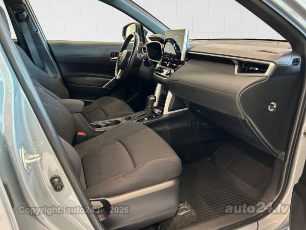 Grey Toyota Corolla 2024 in Parnu, with an engine capacity of 1.80 L and mileage of 31 thousand km for 31490 €, photo 5 on AUTOMOTO.COM.LV