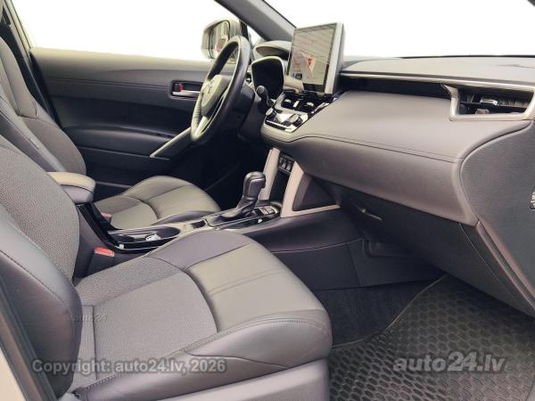 Grey Toyota Corolla 2024 in Tallinn, with an engine capacity of 1.80 L and mileage of 27 thousand km for 32495 €, photo 7 on AUTOMOTO.COM.LV