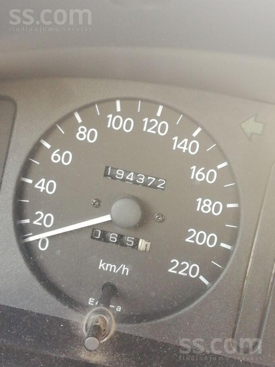 Pelēks Toyota Corolla 2000 Rīga, ar dzinēja tilpumu 1.60 L un nobraukumu 194 tūkst. km par 1300 €, foto 9 vietnē AUTOMOTO.COM.LV