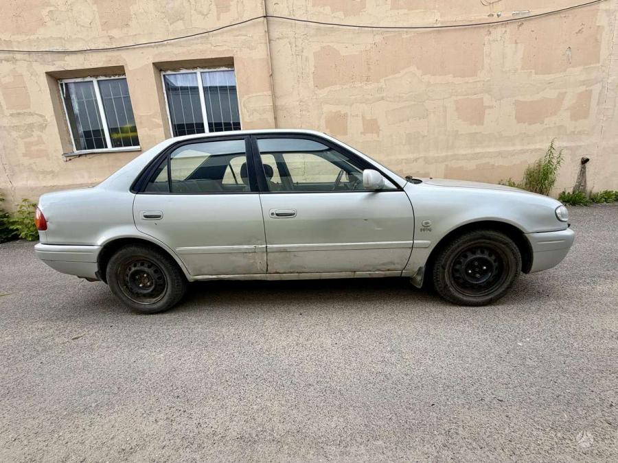 Pelēks Toyota Corolla 2001 Viļņa, ar dzinēja tilpumu 1.60 L un nobraukumu 303 tūkst. km par 750 €, foto 5 vietnē AUTOMOTO.COM.LV