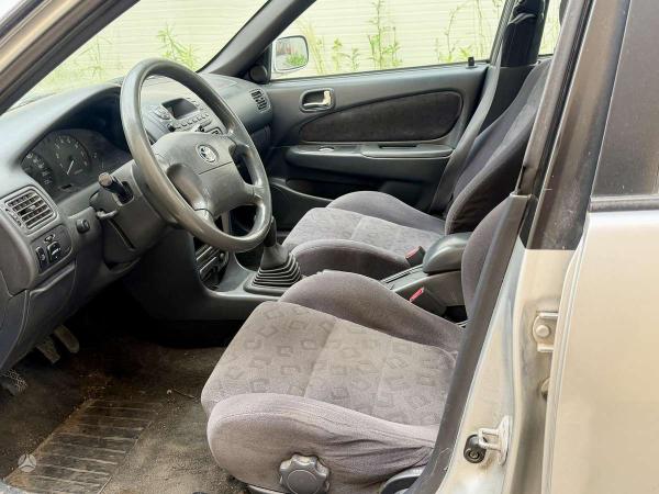 Pelēks Toyota Corolla 2001 Viļņa, ar dzinēja tilpumu 1.60 L un nobraukumu 303 tūkst. km par 750 €, foto 10 vietnē AUTOMOTO.COM.LV