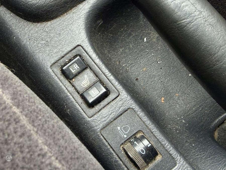 Pelēks Toyota Corolla 2001 Viļņa, ar dzinēja tilpumu 1.60 L un nobraukumu 303 tūkst. km par 750 €, foto 21 vietnē AUTOMOTO.COM.LV