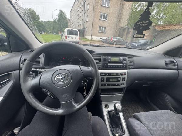 Pelēks Toyota Corolla 2004 Jelgava, ar dzinēja tilpumu 2.00 L un nobraukumu 340 tūkst. km par 990 €, foto 5 vietnē AUTOMOTO.COM.LV