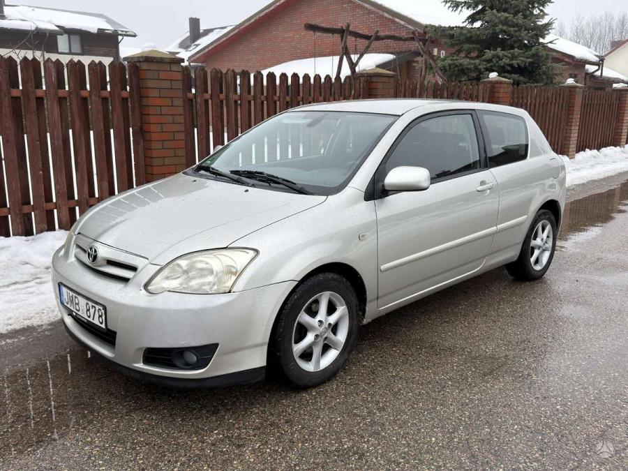 Grey Toyota Corolla 2005 in Vilnius, with an engine capacity of 1.36 L and mileage of 307 thousand km for 2200 €, photo 1 on AUTOMOTO.COM.LV