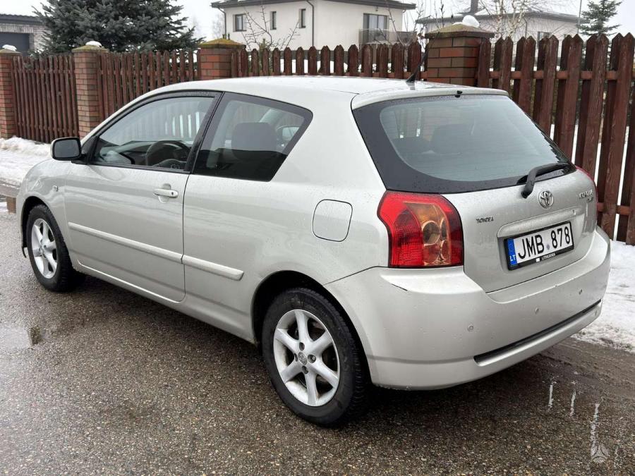 Grey Toyota Corolla 2005 in Vilnius, with an engine capacity of 1.36 L and mileage of 307 thousand km for 2200 €, photo 3 on AUTOMOTO.COM.LV