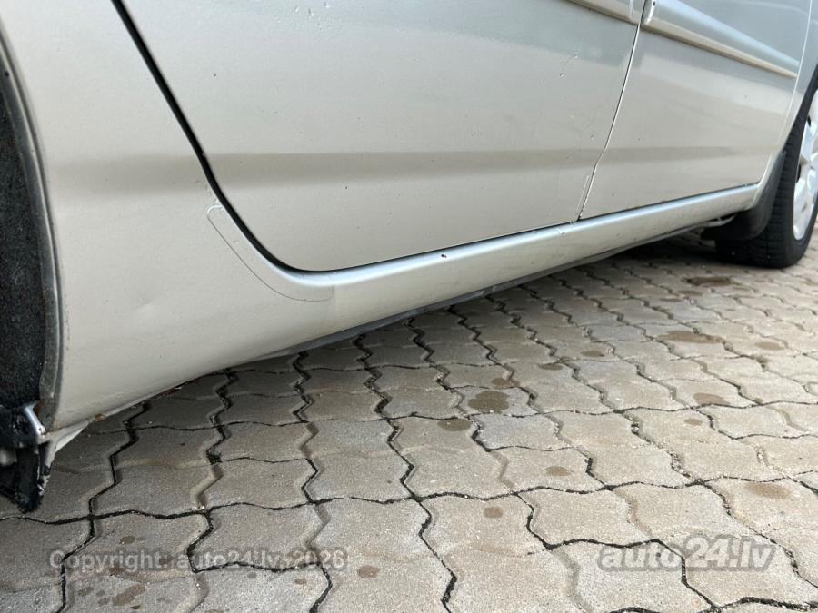 Pelēks Toyota Corolla 2005 Valga, ar dzinēja tilpumu 1.60 L un nobraukumu 100 tūkst. km par 2800 €, foto 8 vietnē AUTOMOTO.COM.LV