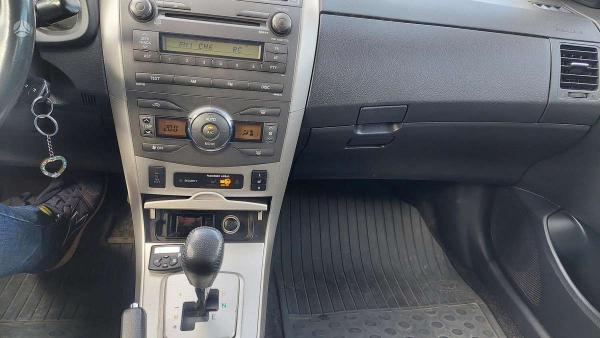 Grey Toyota Corolla 2007 in Klaipeda, with an engine capacity of 1.36 L and mileage of 382 thousand km for 2250 €, photo 7 on AUTOMOTO.COM.LV