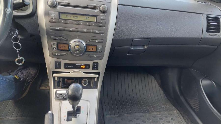 Grey Toyota Corolla 2007 in Klaipeda, with an engine capacity of 1.36 L and mileage of 382 thousand km for 2250 €, photo 8 on AUTOMOTO.COM.LV