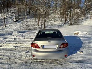 Pelēks Toyota Corolla 2008 Viļņa, ar dzinēja tilpumu 1.60 L un nobraukumu 136 tūkst. km par 3300 €, foto 3 vietnē AUTOMOTO.COM.LV