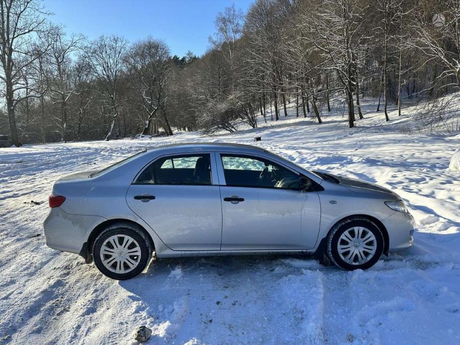 Pelēks Toyota Corolla 2008 Viļņa, ar dzinēja tilpumu 1.60 L un nobraukumu 136 tūkst. km par 3300 €, foto 4 vietnē AUTOMOTO.COM.LV