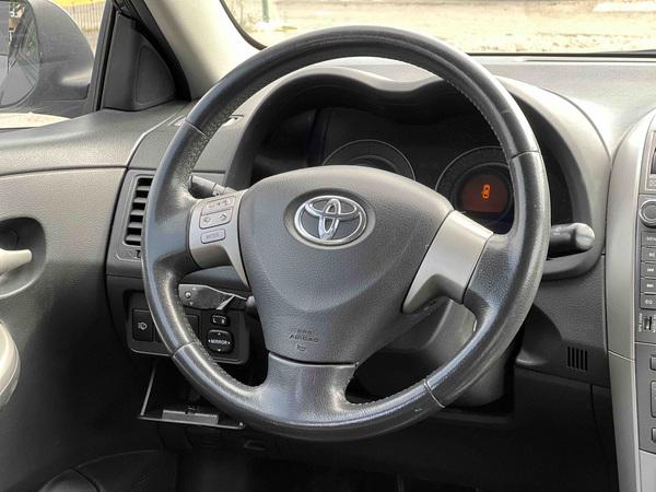 Pelēks Toyota Corolla 2008 Narva, ar dzinēja tilpumu 2.00 L un nobraukumu 207 tūkst. km par 2999 €, foto 9 vietnē AUTOMOTO.COM.LV
