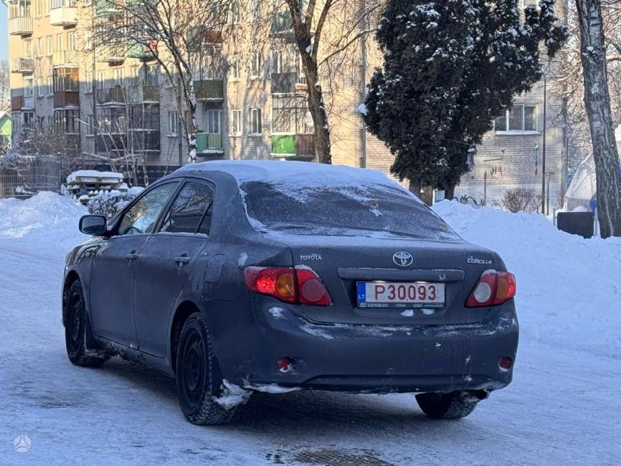 Grey Toyota Corolla 2009 in Vilnius, with an engine capacity of 1.60 L and mileage of 165 thousand km for 2950 €, photo 4 on AUTOMOTO.COM.LV