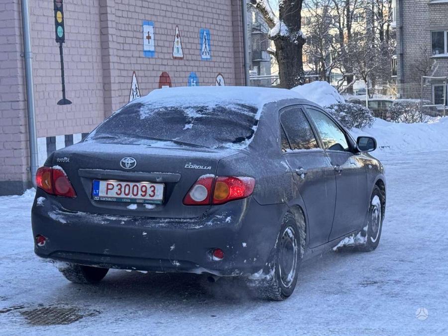 Grey Toyota Corolla 2009 in Vilnius, with an engine capacity of 1.60 L and mileage of 165 thousand km for 2950 €, photo 5 on AUTOMOTO.COM.LV