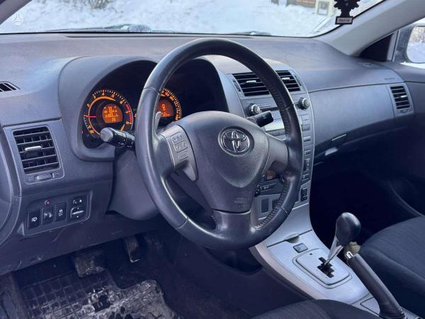 Grey Toyota Corolla 2009 in Vilnius, with an engine capacity of 1.60 L and mileage of 165 thousand km for 2950 €, photo 8 on AUTOMOTO.COM.LV