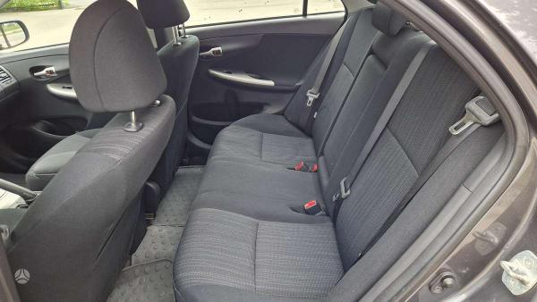 Pelēks Toyota Corolla 2009 Viļņa, ar dzinēja tilpumu 1.60 L un nobraukumu 120 tūkst. km par 3899 €, foto 10 vietnē AUTOMOTO.COM.LV