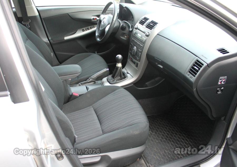 Pelēks Toyota Corolla 2009 Rapla, ar dzinēja tilpumu 1.60 L un nobraukumu 227 tūkst. km par 3299 €, foto 12 vietnē AUTOMOTO.COM.LV