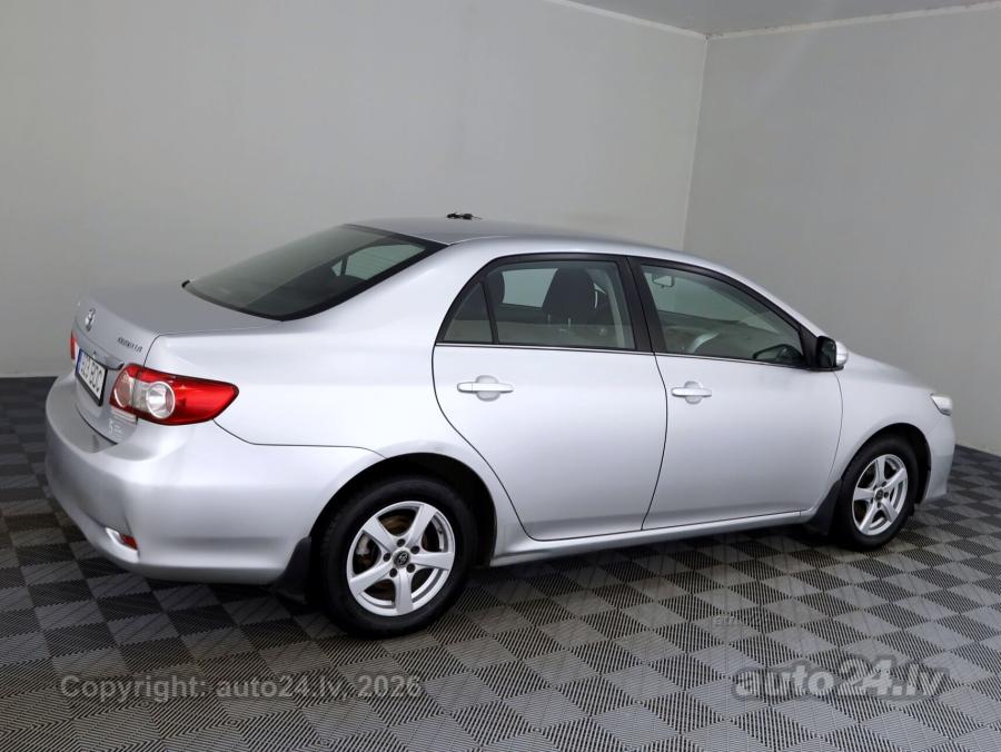 Pelēks Toyota Corolla 2010 Tallina, ar dzinēja tilpumu 1.60 L un nobraukumu 229 tūkst. km par 2799 €, foto 4 vietnē AUTOMOTO.COM.LV
