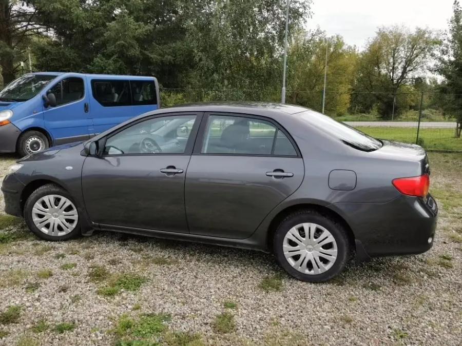 Pelēks Toyota Corolla 2010 Kuldīga, ar dzinēja tilpumu 1.60 L un nobraukumu 191 tūkst. km par 3800 €, foto 5 vietnē AUTOMOTO.COM.LV