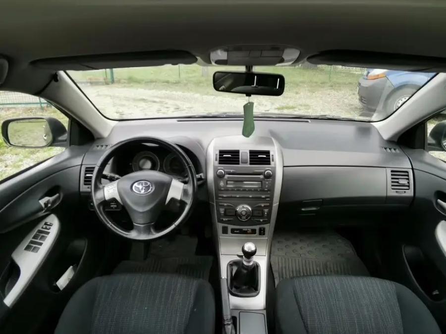 Pelēks Toyota Corolla 2010 Kuldīga, ar dzinēja tilpumu 1.60 L un nobraukumu 191 tūkst. km par 3800 €, foto 6 vietnē AUTOMOTO.COM.LV