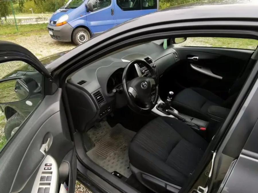 Pelēks Toyota Corolla 2010 Kuldīga, ar dzinēja tilpumu 1.60 L un nobraukumu 191 tūkst. km par 3800 €, foto 8 vietnē AUTOMOTO.COM.LV