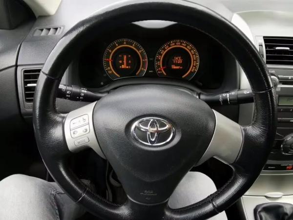 Pelēks Toyota Corolla 2010 Kuldīga, ar dzinēja tilpumu 1.60 L un nobraukumu 191 tūkst. km par 3800 €, foto 8 vietnē AUTOMOTO.COM.LV