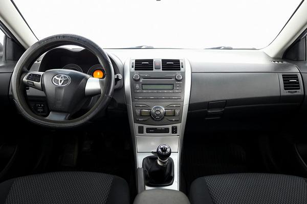 Pelēks Toyota Corolla 2010 Tallina, ar dzinēja tilpumu 1.60 L un nobraukumu 229 tūkst. km par 2499 €, foto 5 vietnē AUTOMOTO.COM.LV