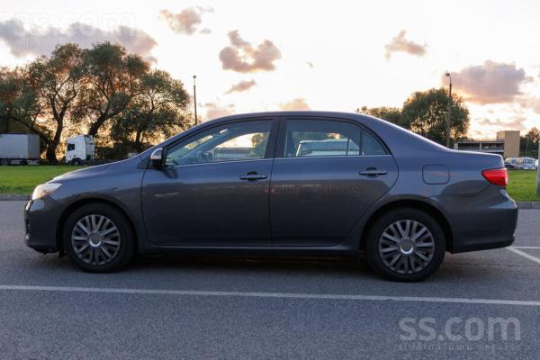 Pelēks Toyota Corolla 2010 Rīga, ar dzinēja tilpumu 1.60 L un nobraukumu 139 tūkst. km par 3300 €, foto 3 vietnē AUTOMOTO.COM.LV