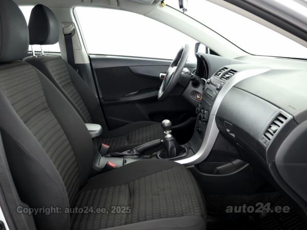 Grey Toyota Corolla 2011 in Tallinn, with an engine capacity of 1.30 L and mileage of 179 thousand km for 2799 €, photo 6 on AUTOMOTO.COM.LV
