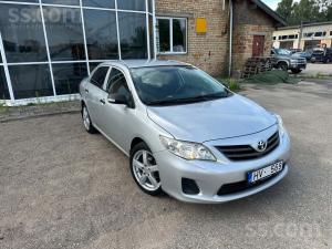Pelēks Toyota Corolla 2011 Jelgava, ar dzinēja tilpumu 1.60 L un nobraukumu 173 tūkst. km par 3650 €, foto 4 vietnē AUTOMOTO.COM.LV