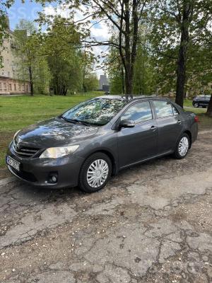 Pelēks Toyota Corolla 2011 Rīga, ar dzinēja tilpumu 1.60 L un nobraukumu 199 tūkst. km par 3500 €, foto  vietnē AUTOMOTO.COM.LV