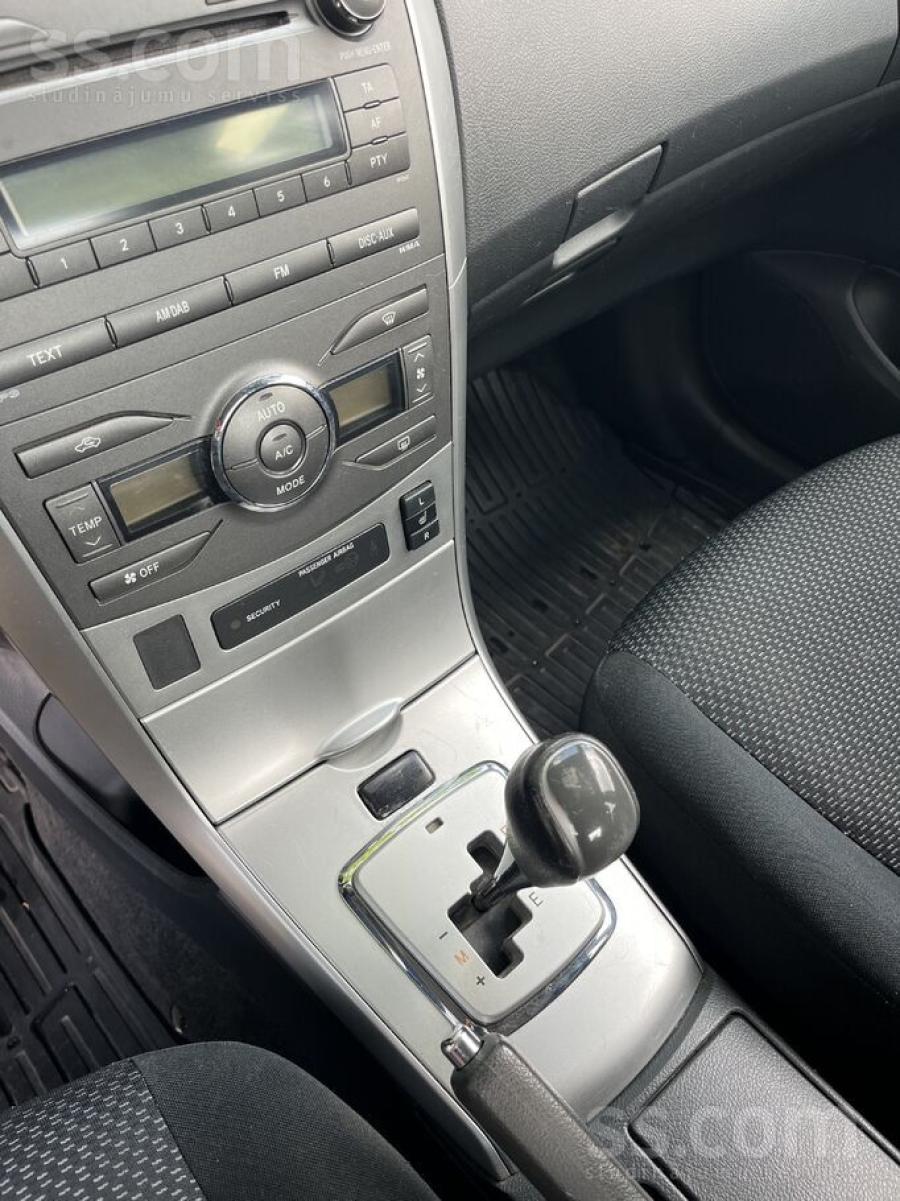 Grey Toyota Corolla 2011 in Riga, with an engine capacity of 1.60 L and mileage of 199 thousand km for 3500 €, photo 6 on AUTOMOTO.COM.LV