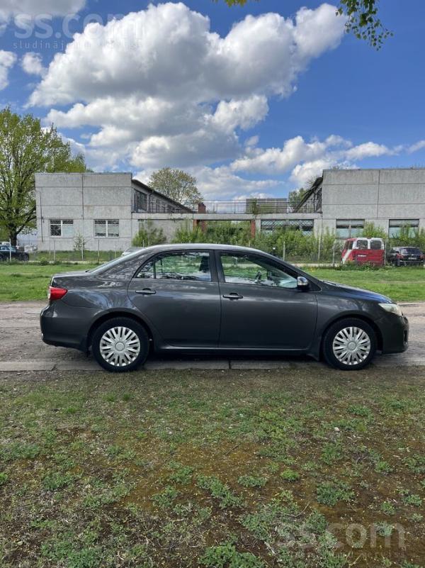 Pelēks Toyota Corolla 2011 Rīga, ar dzinēja tilpumu 1.60 L un nobraukumu 199 tūkst. km par 3300 €, foto 5 vietnē AUTOMOTO.COM.LV
