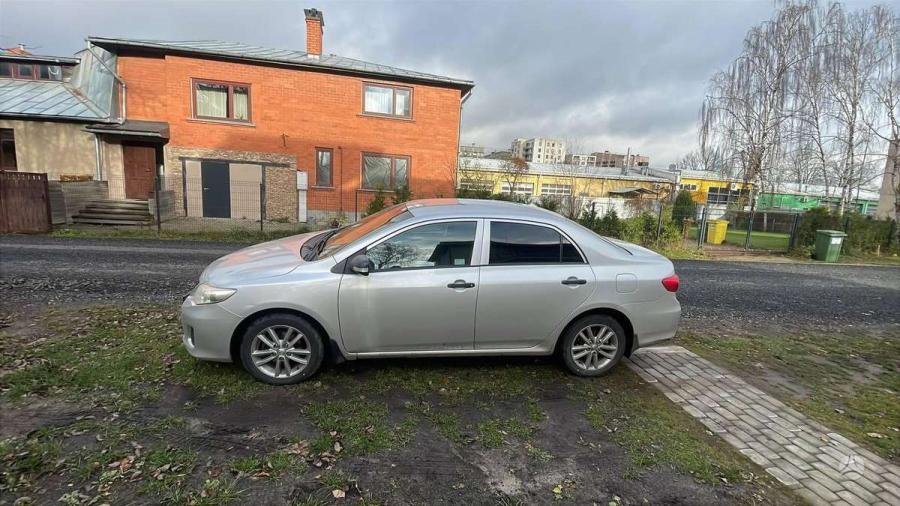 Grey Toyota Corolla 2012 in Riga, with an engine capacity of 1.60 L and mileage of 188 thousand km for 3500 €, photo 2 on AUTOMOTO.COM.LV