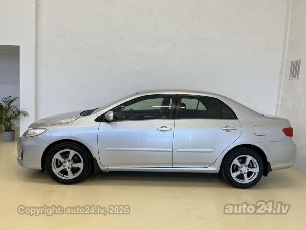 Grey Toyota Corolla 2012 in Rakvere, with an engine capacity of 1.60 L and mileage of 38 thousand km for 8490 €, photo 3 on AUTOMOTO.COM.LV