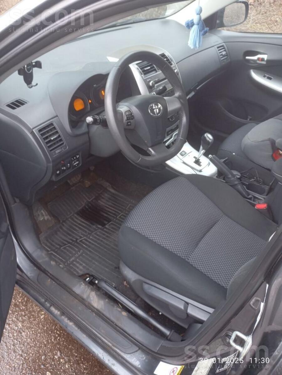 Grey Toyota Corolla 2012 in Jurmala, with an engine capacity of 1.40 L and mileage of 189 thousand km for 5500 €, photo 6 on AUTOMOTO.COM.LV