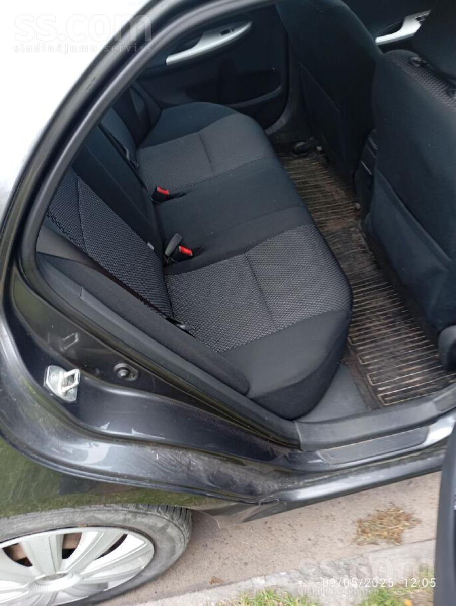 Grey Toyota Corolla 2012 in Jurmala, with an engine capacity of 1.40 L and mileage of 189 thousand km for 5500 €, photo 9 on AUTOMOTO.COM.LV