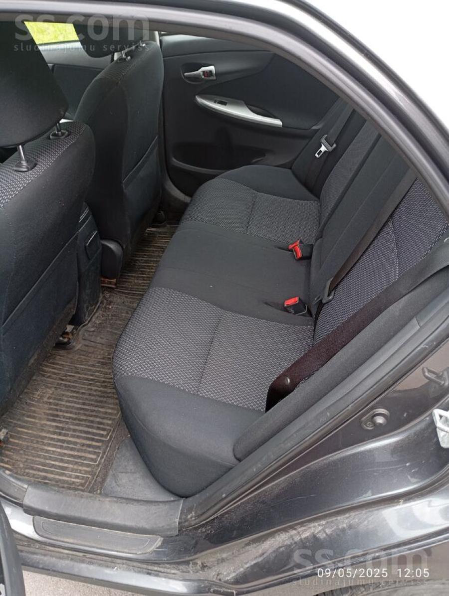 Grey Toyota Corolla 2012 in Jurmala, with an engine capacity of 1.40 L and mileage of 189 thousand km for 5500 €, photo 10 on AUTOMOTO.COM.LV